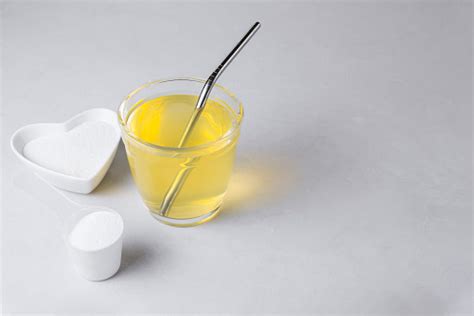 콜라겐 단백질 파우더 음료 빛 배경에 가수 분해 보충 자연의 아름다움과 건강 피부 탄력 탄력을 절약하는 개념 건강한 라이프 스타일 지체 노화 복사 공간 가루로 빻은에 대한