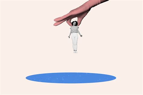 미술 이미지 창조적 인 사진 콜라주 어리둥절한 소녀 교수형 손 착용 보호 장갑 전염병 꼭두각시 착취 격리 20 24세에 대한