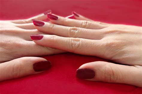 아름 다운 여자 빨간 손톱입니다 빨간 손톱 매니큐어와 여성 손은 어떤 사용에 대 한 좋은 빨간색 직물 배경에 고립 건강한 생활방식에 대한 스톡 사진 및 기타 이미지 Istock