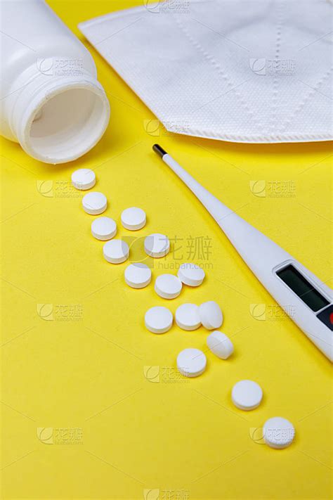 防护口罩，温度计和药片，黄色背景