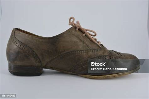 여성 특이 한 회색 갈색 신발 영국 스타일의 정품 가죽에서 신발 착용 가죽과 특별한 색상 귀족과 골동품 신발은 흰색 배경에 위치하고 있습니다 0명에 대한 스톡 사진 및 기타