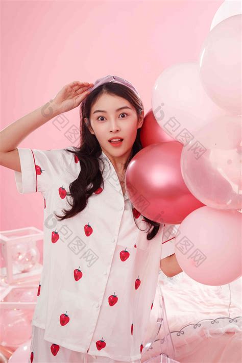 漂亮的年轻女孩和气球图片 包图网企业站