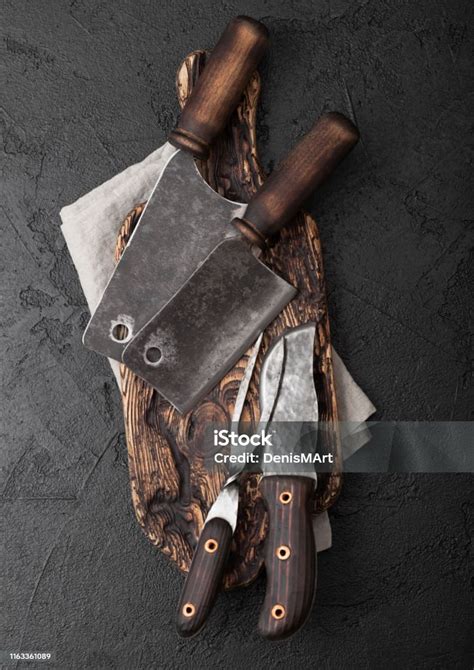빈티지 고기 칼과 포크와 빈티지 도마와 검은 테이블 배경 과 도끼 정육점 기구 클로즈업 강철에 대한 스톡 사진 및 기타 이미지