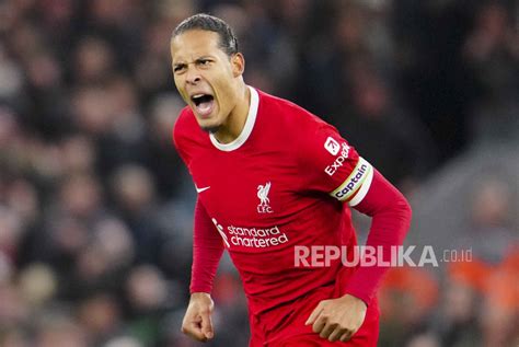 Van Dijk Menunggu Momen Pertama Kali Angkat Trofi Sebagai Kapten