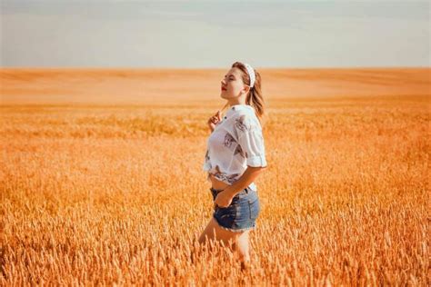 Фото в пшениці літнє фото дівчина в полі літні ідеї фотосесія літом