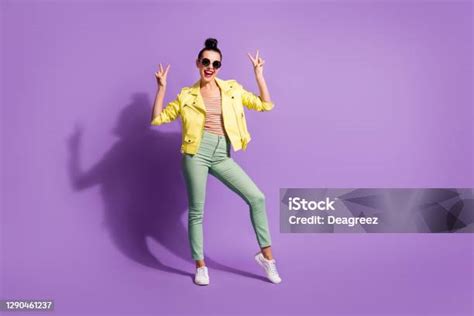 젊은 아름다운 소녀의 전신 사진 쇼 제스처 멋진 평화 승리 기호 분리 된 보라색 색상 배경 가죽에 대한 스톡 사진 및 기타 이미지 가죽 갈색 머리 노랑 Istock