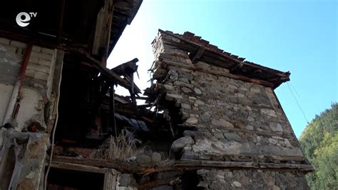 Рушаща се къща застрашава живота на семейство от Настан Youtube