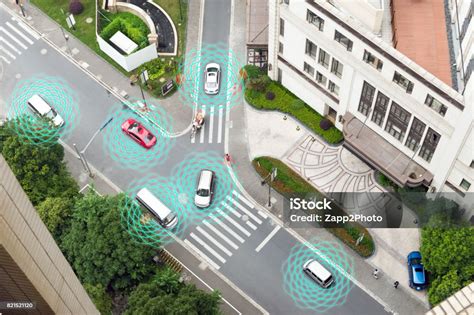 스마트 자동차 자치 자체 운전 모드 차량 지하철 도시도로 Iot 컨셉 그래픽 센서 레이더 신호 시스템 및 인터넷 센서에 연결 합니다 보기 위 감지기에 대한 스톡 사진 및