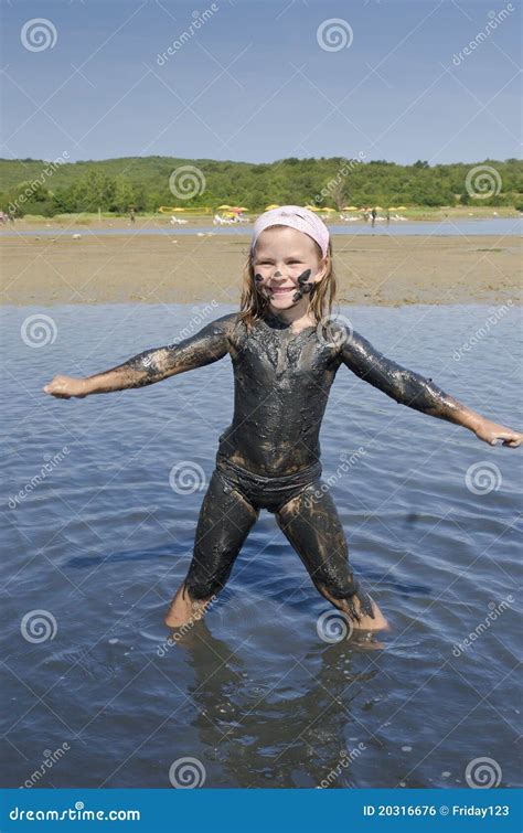 пристаньте девушку к берегу Стоковое Фото изображение насчитывающей перемещение счастливо