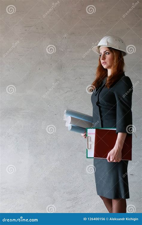 Arquitecto De Sexo Femenino En El Emplazamiento De La Obra Con Los Dibujos Y La Nota Foto De