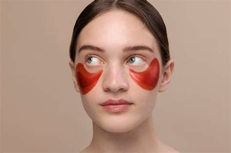 Vue De Face Fille Portant Des Pansements Oculaires Photo Gratuite