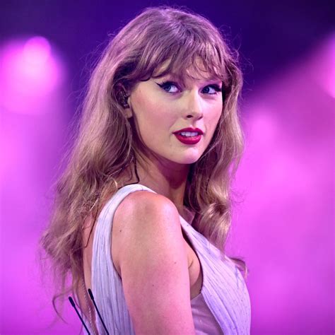 Taylor Swift Swapped Her Signature Bangs For A Deep Side Part Marie Claire
