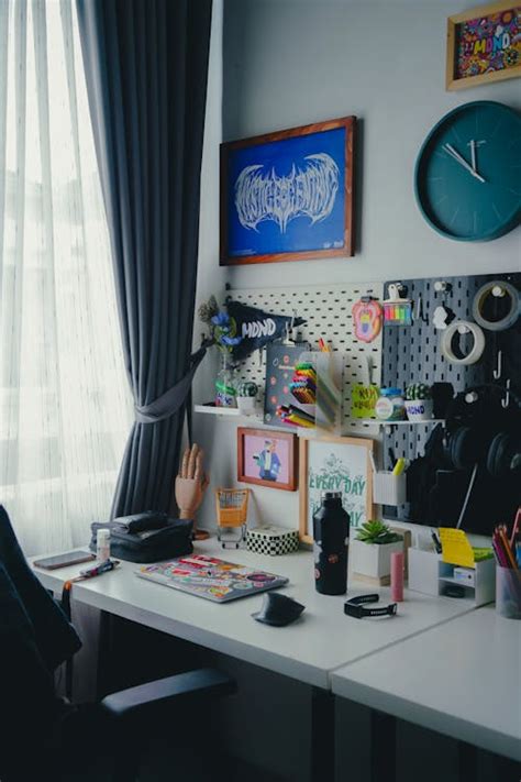 아트 데코가 있는 모던한 크리에이티브 작업 공간 · 무료 스톡 사진