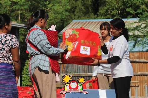 ဆားလင်းကြီးမြို့နယ်၌ စစ်တပ်မီးရှို့သွားသည့် အိမ်ခြေ ၁၅၈ လုံးအတွက် စောင်များလှူဒါန်း ဓာတ်ပုံ