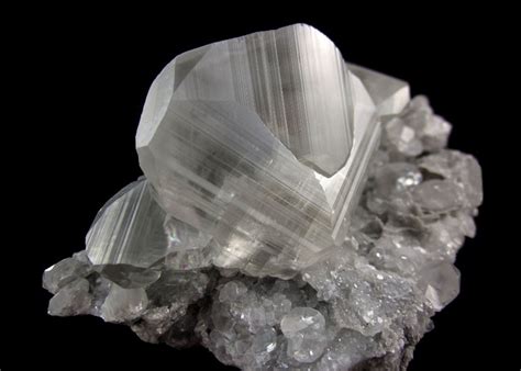 Calcite An Unlikely Gemstone With A Legacy Gemmological Association