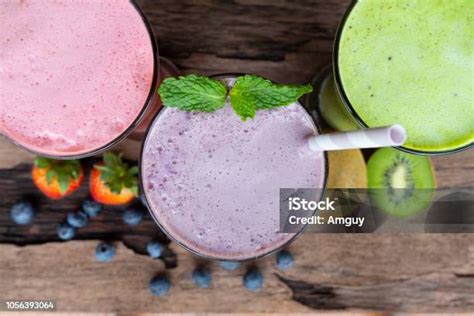 블루베리 딸기 키 위 요구르트 과일 주스 스무디 녹색 분홍색과 보라색 다채로운 과일 주스 건강 밀크 블렌드 음료 무스 후식에 대한 스톡 사진 및 기타 이미지 Istock