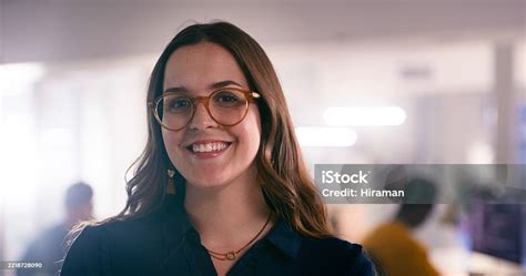은은한 조명의 현대적인 사무실 환경에서 미소 짓고 있는 자신감 넘치는 전문직 여성 20 24세에 대한 스톡 사진 및 기타 이미지 20 24세 개발 개선 Istock