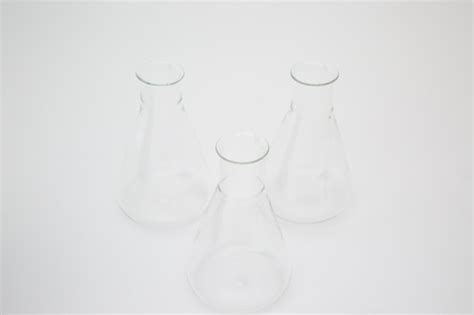 흰색 배경에 고립 된 세 가지 과학 실험실 유리 에를렌 마이어 플라스크 3가지 개체에 대한 스톡 사진 및 기타 이미지 3가지 개체 Stem 주제 개념 Istock