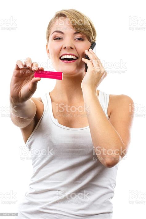행복함 여자 만화 전화 알리는 대해 누군가가 긍정적임과 임신 검사 감정에 대한 스톡 사진 및 기타 이미지 감정 건강 검진 건강 진단 Istock