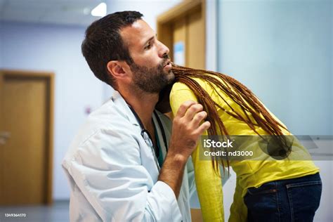 병원에서 슬픈 어린 소녀와 대화를 나누고 있는 의사 의사를 위로하는 아이 2명에 대한 스톡 사진 및 기타 이미지 2명 걱정하는 건강관리와 의술 Istock