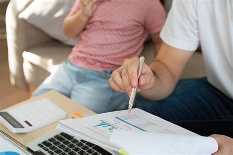 멀티태스킹과 가족 시간 부모는 자녀와 소통하면서 업무의 균형을 맞추며 원격 근무와 가족 역학의 어려움을 보여줍니다 2명에 대한 스톡 사진 및 기타 이미지 Istock