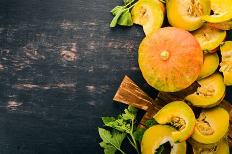 호박 나무 보드에 조각으로 잘라 신선한 야채입니다 에 검은 배경 텍스트에 대 한 여유 공간입니다 최고의 볼 수 있습니다 가을에