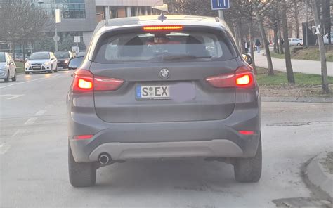 Zanimljive Tablice Na Automobilu U Banjaluci Šta Poručuje Vlasnik