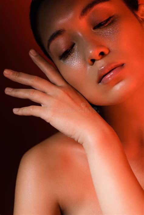 Belle Fille Asiatique Nue Avec La Main Image Stock Image Du