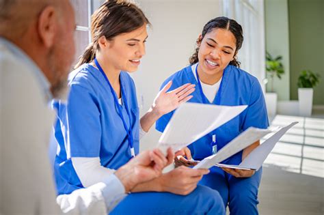 현대 병원에서 환자 치료를 위한 협업 토론 및 계획에 참여하는 의료 종사자 간호사에 대한 스톡 사진 및 기타 이미지 간호사 건강 진단 건강관리와 의술 Istock