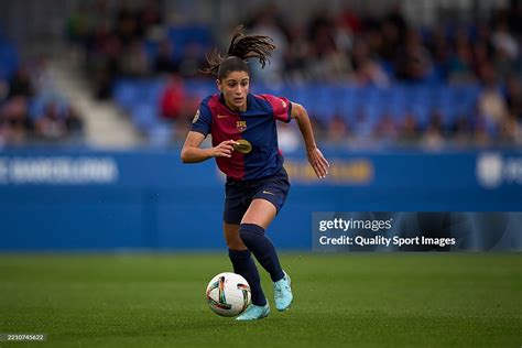 Jana Fernandez Of Fc Barcelona Runs With The Ball During The Liga F