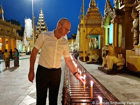 Dvb တန်ဆောင်မုန်းလပြည့်နေ့ ရွှေတိဂုံဘုရား၌ ဂျာမန်သံရုံးတာဝန်ခံက