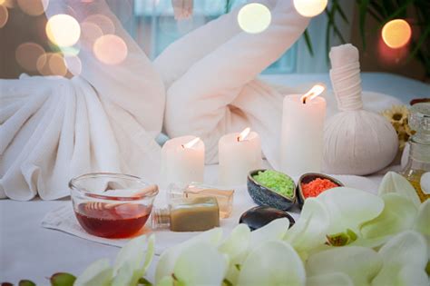 스파 트리 트 먼 트 웰빙 스파 스파에 대 한 항목에서에서 불타는 초 발 석 회와 열 대 꽃 스파 페디큐어 치료와 그릇에 목욕