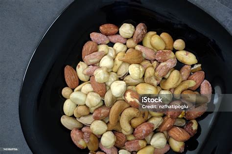 구운 헤이즐넛 피스타치오 캐슈 및 다양한 견과류 접시로 가득 찬 그릇 0명에 대한 스톡 사진 및 기타 이미지 0명 갈색 건강한 식생활 Istock