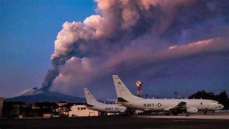 Галт уул сэрсний улмаас Сицилийн нисэх буудлын үйл ажиллагааг зогсоожээ