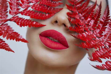 Eine Frau Mit Den Sinnlichen Roten Matten Lippen Und Ein Farn Bedecken