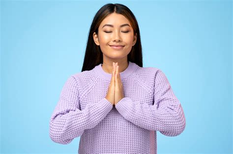 화려한 여자는 요가 제스처에 손을 유지 차분한 표정을 가지고 여자에 대한 스톡 사진 및 기타 이미지 여자 요가 한 명의