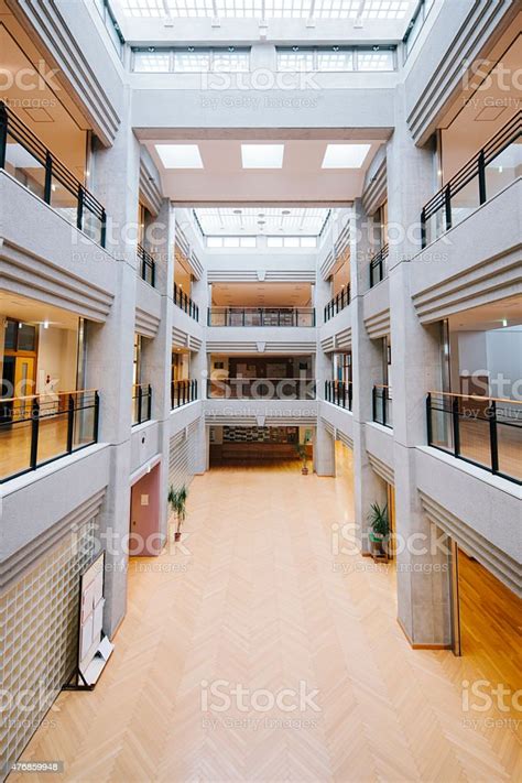 Sma Jepang Atrium Tengah Aula Masuk Arsitektur Kontemporer Jepang Foto Stok Unduh Gambar