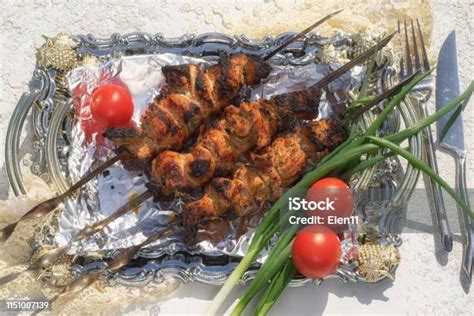 호 일 트레이에 고기 Shashlik을 그릴 포크와 나이프 평면도와 토마토와 녹색 양파와 함께 제공 됩니다 0명에 대한 스톡 사진 및 기타 이미지 Istock