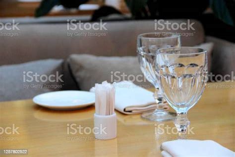 카페테리아의 빈 테이블 테이블에 물과 와인을위한 두 개의 크리스탈 안경 0명에 대한 스톡 사진 및 기타 이미지 0명 가구 개체 그룹 Istock