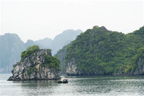 Bahía De Halong La Bahía De Ha Long En Vietnamita Vịnh H Flickr