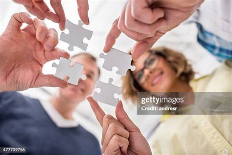 Assemble Puzzle Photos Et Images De Collection Getty Images