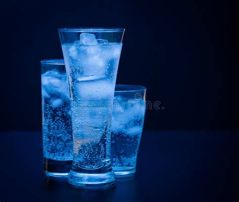 Getränk Wasserglas Und Eis Dunkler Hintergrund Stockfoto Bild Von