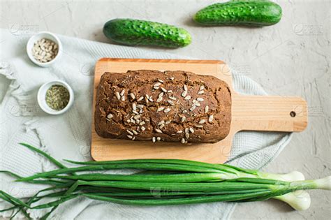 有葵花籽和香草的黑麦面包