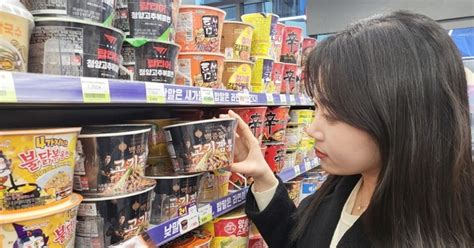 “30년 만에 처음”…백종원 컵라면 인기에 100만개 팔렸다