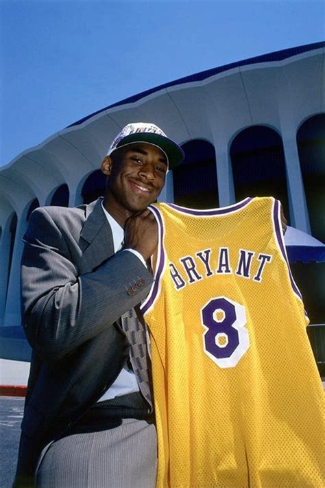Kobe Holding Up His Lakers Jersey Fotografia Sportiva Fotografia Da