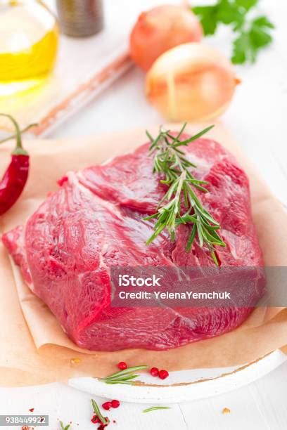 원시 쇠고기 고기 안심 재료 근접 촬영 요리와 백색 배경에 식탁에 신선한 쇠고기 고기 0명에 대한 스톡 사진 및 기타 이미지 0명 건강한 생활방식 건강한 식생활