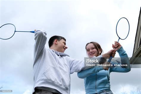 배드민턴과 싸움 라켓 소년 소녀 라켓 놀이로 서로 스윙 재미있게 첫사랑 십대 관계 화난 만족 미소 감정 과도기 젊은 남녀 2명에 대한 스톡 사진 및 기타 이미지 Istock