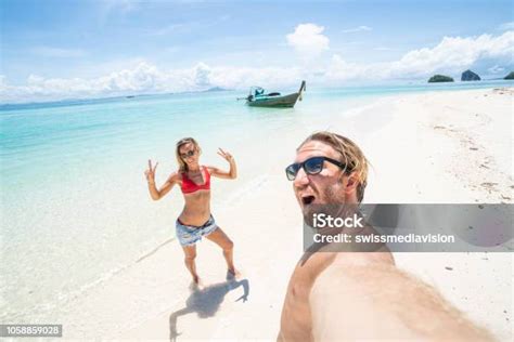 젊은 부부는 태국의 섬에 깨끗 한 맑은 물 근처 목가적인 해변에 Selfie 초상화 걸릴 사람들이 여행 럭셔리 재미와 멋진 태도 개념 태국에 대한 스톡 사진 및 기타 이미지