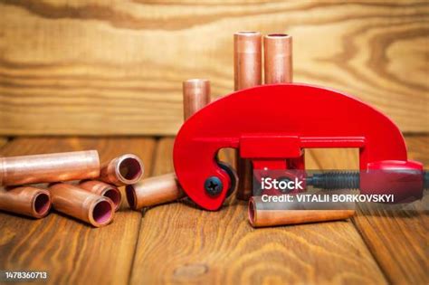 빈티지 보드의 배관 수리를 위한 커넥터가 있는 빨간색 파이프 커터 및 구리 파이프 0명에 대한 스톡 사진 및 기타 이미지 0명 Diy 가위 Istock
