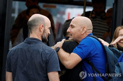 수단 탈출한 후 프랑스 공항에서 포옹하는 사람들 연합뉴스